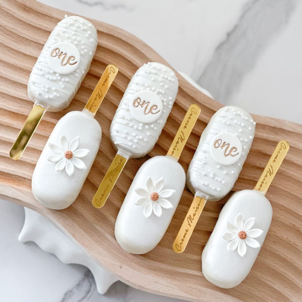 Lily White Cake Popsicles (Box of 6) - Creme Maison Bakery