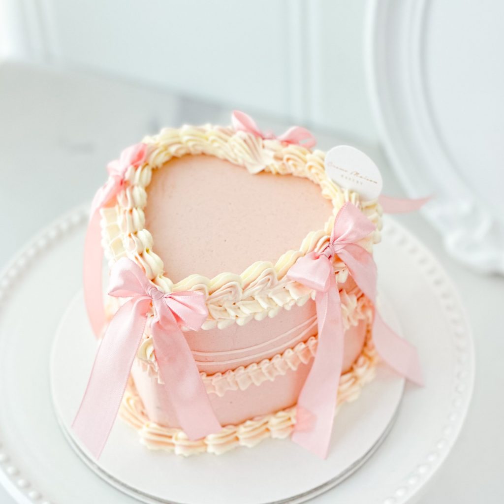 Vintage Heart Chubby Ribbon Cake - Creme Maison Bakery