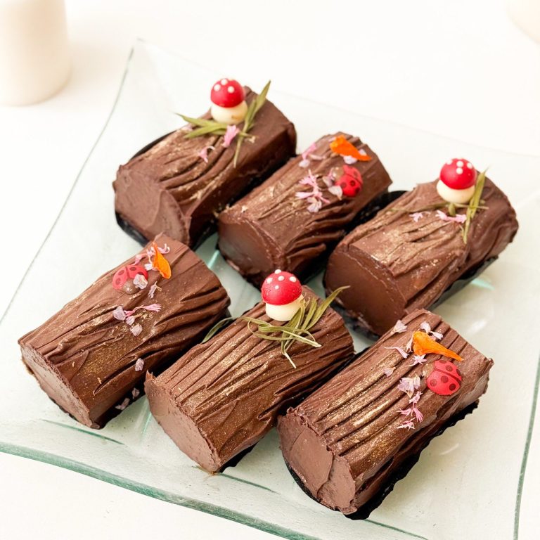 Christmas Mini Log Cakes (6 pcs) - Creme Maison Bakery